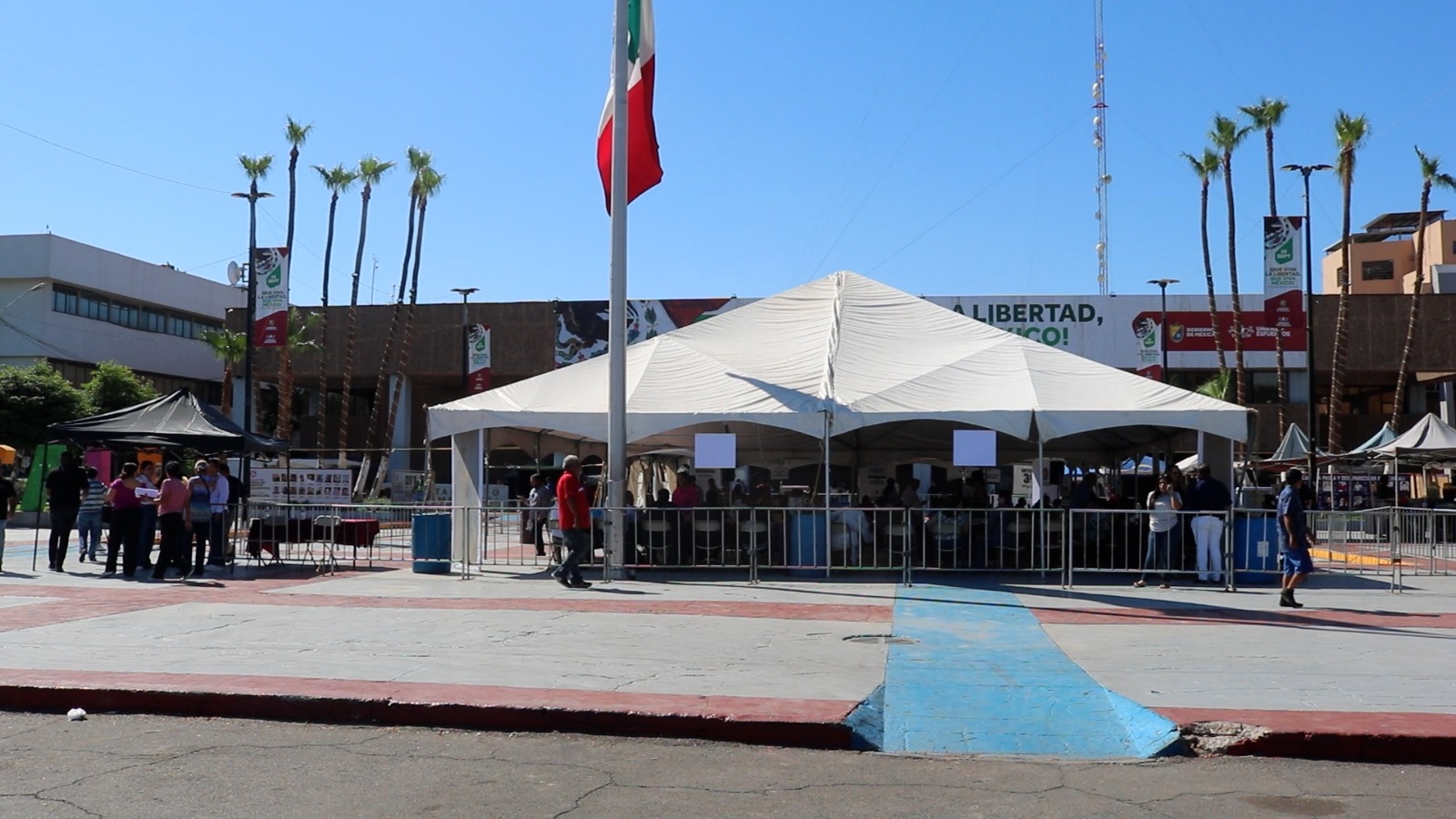 Ayuntamiento de Mexicali atiende en el exterior de Palacio Municipal ...
