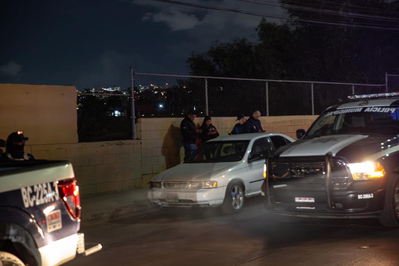 Descubren cadáver en descomposición dentro de un auto